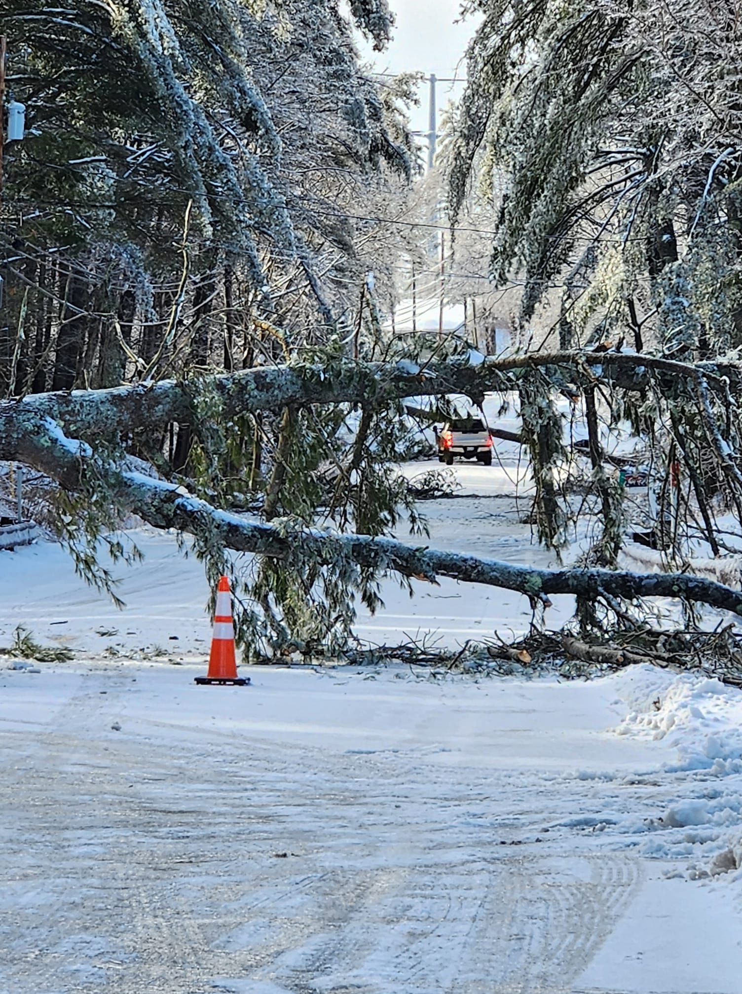 Crews work to restore power after ice storm | Newsradio WGAN
